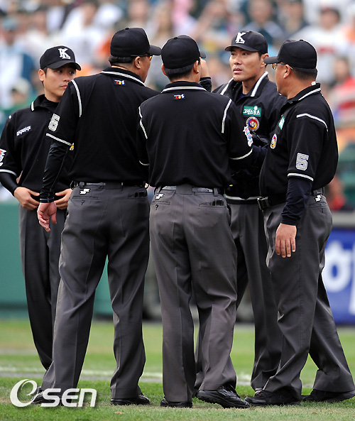 [준PO 3차전] 전준우 타구, 애드벌룬 맞고 아웃 처리