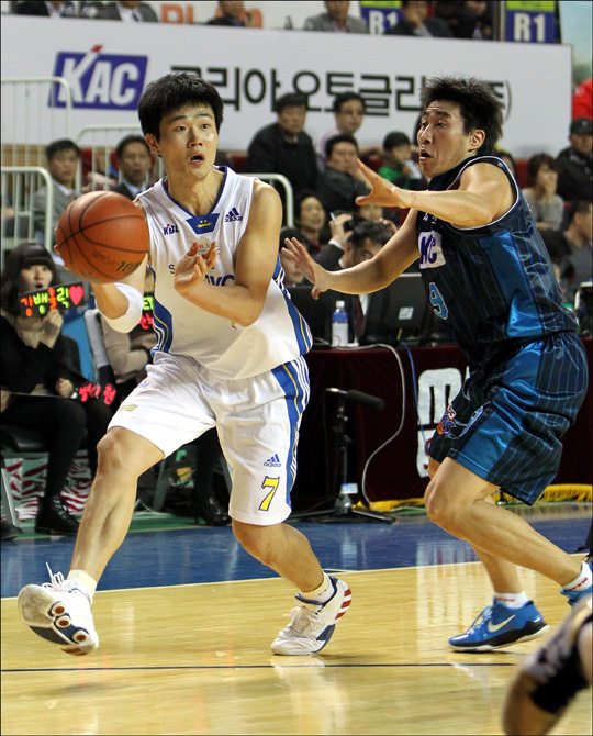 '강혁 더블-더블' 삼성, KCC 꺾고 4연승