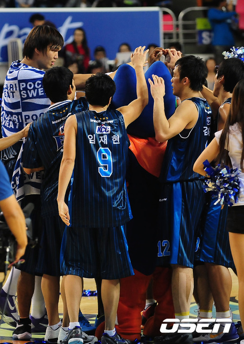 [사진]개막전 징크스 깨고 5년만에 개막전 승리한 KCC