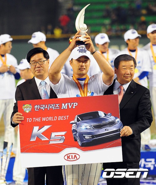 [사진]시리즈 MVP에 선정된 오승환 - OSEN
