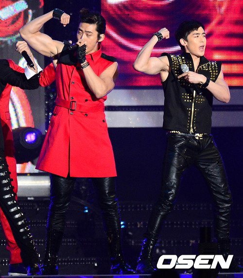 [사진]2PM 택연-닉쿤,'근육질 대결!'