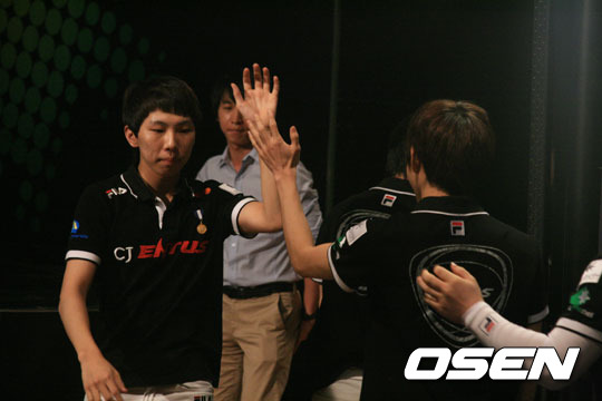 '김정우 12승' CJ, 삼성전자 꺾고 선두 경쟁 가세