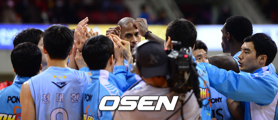 SK, KCC 꺾고 1106일 만의 단독 1위... 모비스도 승리(종합)