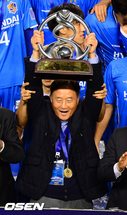 [사진]호랑이 김호곤 감독,'ACL 우승 트로피 번쩍'