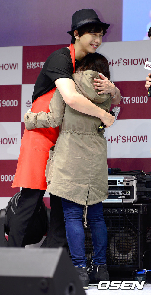 [사진]이승기,'팬 서비스는 확실하게' - OSEN