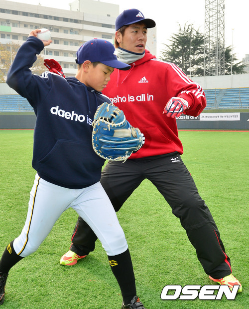 [사진]강민호, '선생님 자세 따라해봐' - OSEN