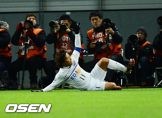 [사진]사토 히사토,'이번에는 슬라이딩 세레머니!' - OSEN