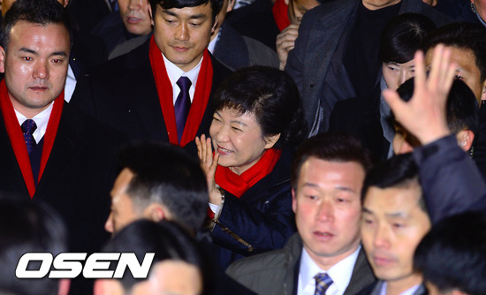 [사진]지지자 축하 인사 받는 박근혜 당선자