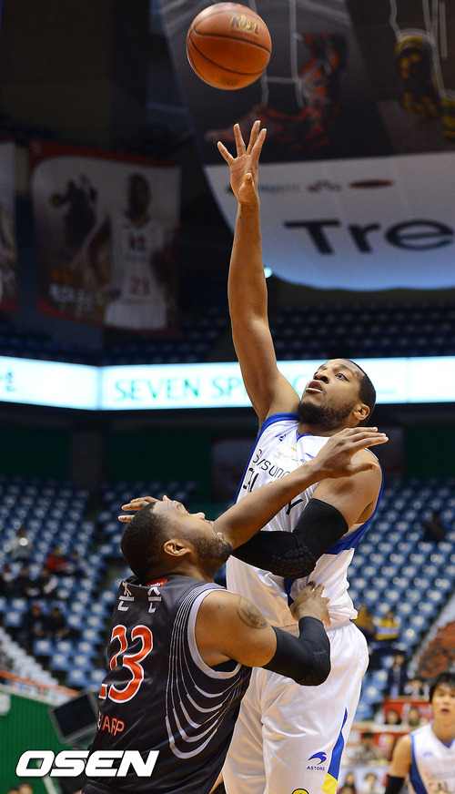 [사진]타운스,'가볍게 훅슛' - OSEN