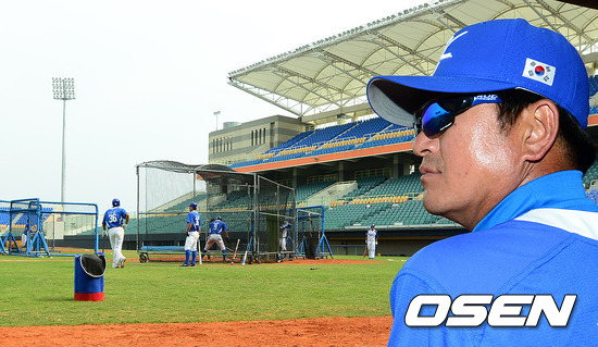 [사진]훈련 지켜보는 WBC 류중일 감독