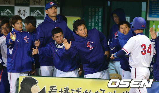 [사진]하이파이브하는 대만 WBC 대표팀