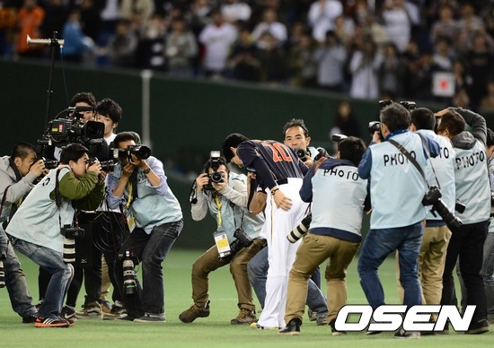 [사진]관중석 향해 인사하는 일본 마에다 - OSEN