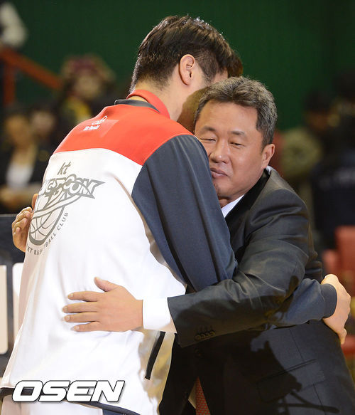 [사진]전창진 감독,'잘 키운 아들 장가 보내는 기분이네'