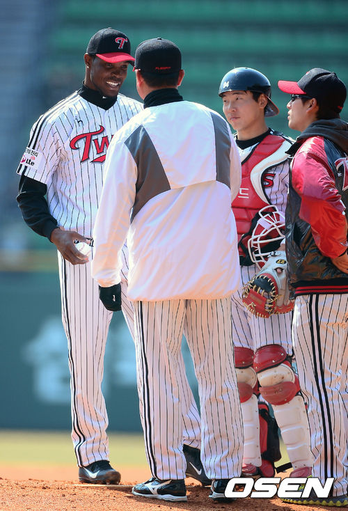 ‘154km’ 리즈, 두산전 5⅔이닝 1실점 - OSEN