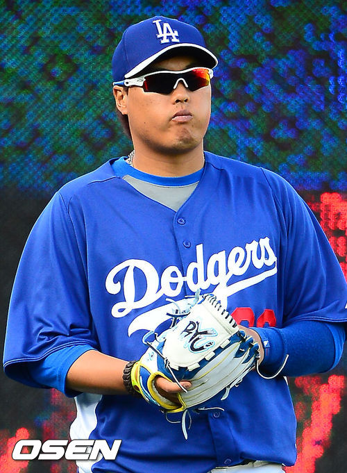 [사진]류현진,'RYU 글러브, 멋지지?' - OSEN