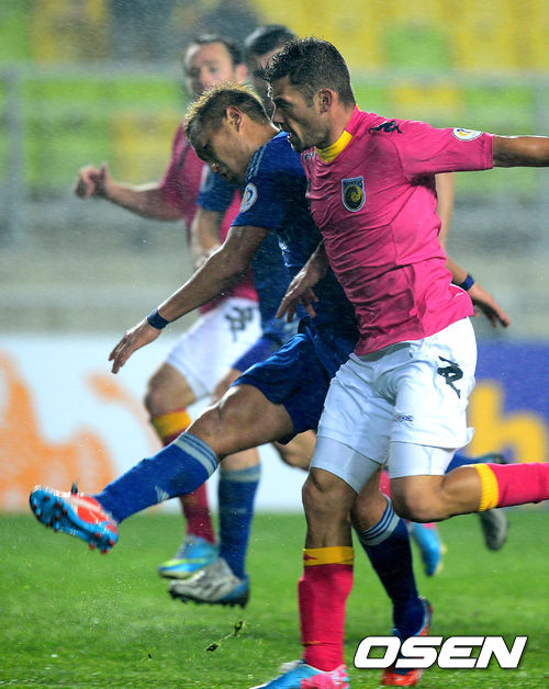 [사진]정대세, '내 슛을 받아라'