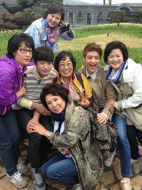 2am 진운·민호, 어머니들 인증샷 "마파도 수준"