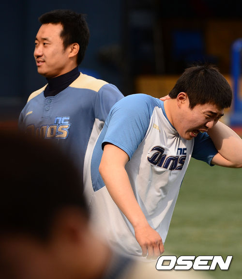 [사진]권희동, '뒤에 누구야'