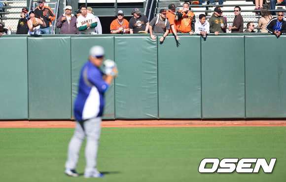[사진]열광적인 SF팬 앞에서 투구할 류현진