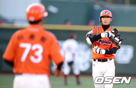 [사진]이종범 코치,'승우, 선제 적시타 좋았어'
