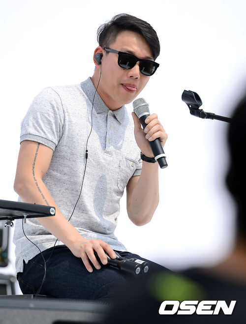 [사진]10cm,'선글라스로 햇빛 가리고'