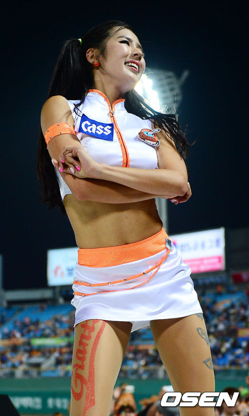 [사진]롯데 치어리더 박기량,'섹시 복근을 뽐내며 시건방춤!'