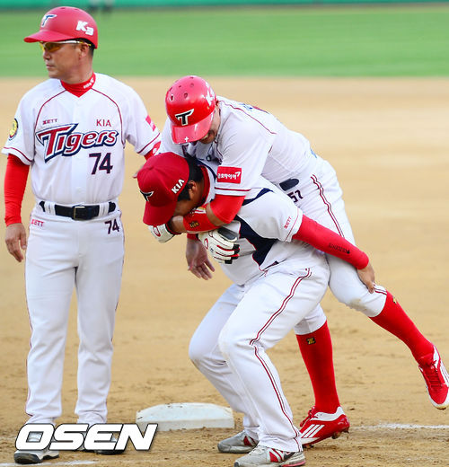 [사진]김원섭,'부상을 입고 업혀서 교체!'