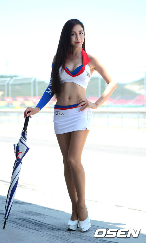 [사진]레이싱걸 오종선,'늘씬한 각선미 뽐내며' - OSEN