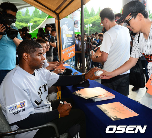 [사진]1999 롯데 레전드 용병 호세의 팬 사인회
