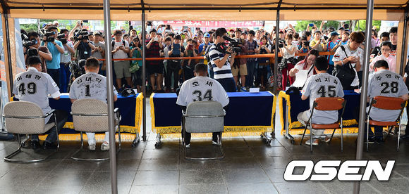 [사진]팬 사인회를 갖는 롯데 1999 레전드들 - OSEN
