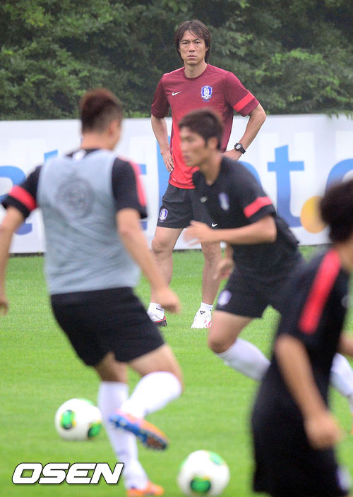 [사진]홍명보 감독,'날카로운 눈빛으로'