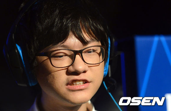 [사진]CJ 프로스트 홍민기,'막아야해' - OSEN