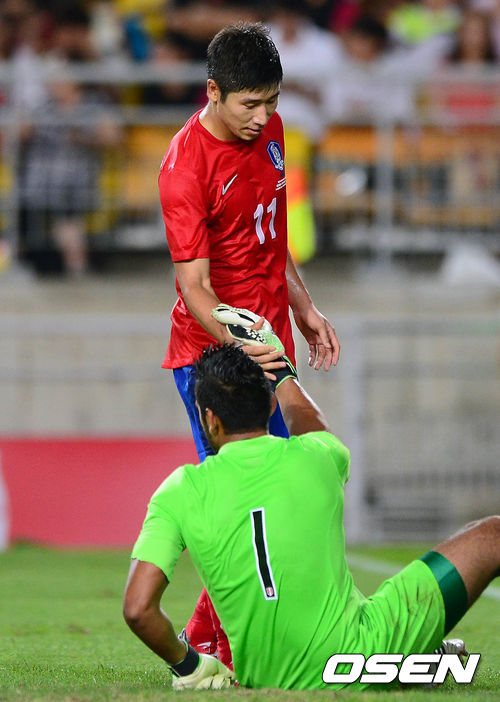 [사진]이근호,'내 손 잡고 일어나!'