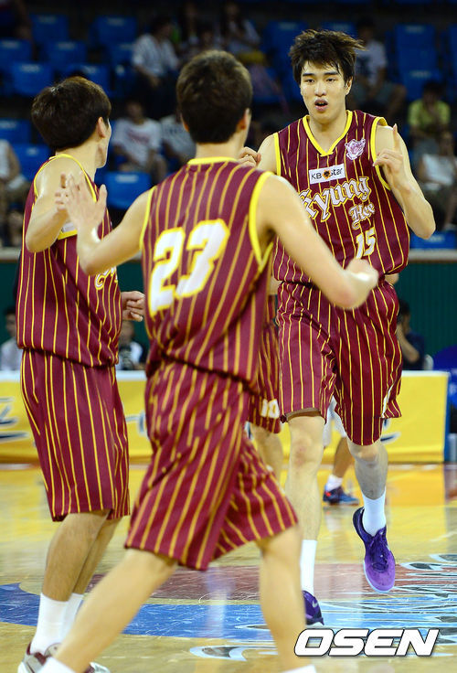 '김민구-김종규 맹활약' 경희대, KCC 꺾고 8강진출 - OSEN