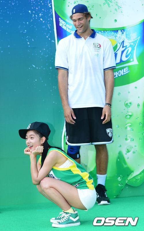 [사진]NBA센터 브룩 로페즈, '클라라 귀엽네~'