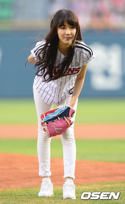 [사진]이정현,'포수 미트를 뚫어지게 바라보며'