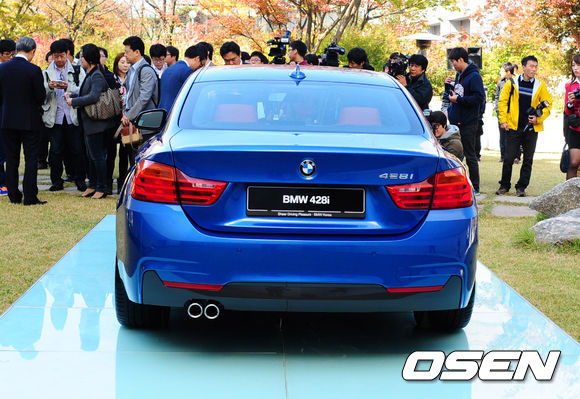 [사진] BMW 디자인의 정통성을 계승한 뉴 428i의 뒷모습 - OSEN