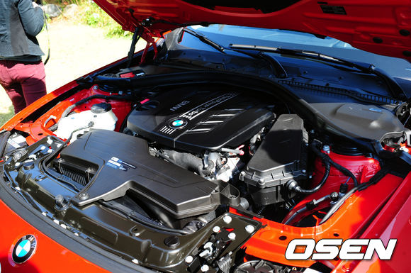 [사진] BMW 뉴 420d의 엔진룸 모습