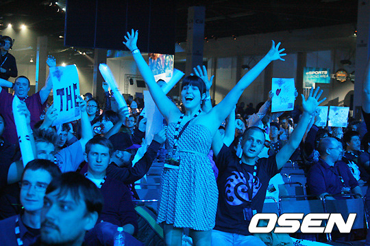 [사진] '탑 동~', 이제동 WCS 결승행에 환호하는 외국 팬