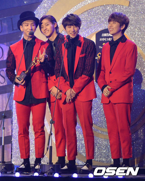 [사진]B1A4,'서울가요대상 본상 받고 싱글벙글~'