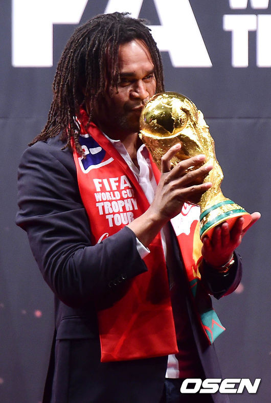 [사진]'FIFA 월드컵 트로피에 키스 쪽!'