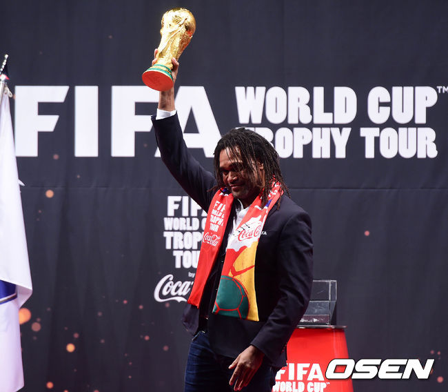 [사진]한국 팬들에게 공개된 FIFA 월드컵 트로피 - OSEN