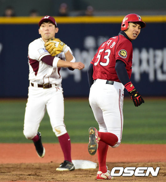 [사진]이대형,'병살은 안돼!'