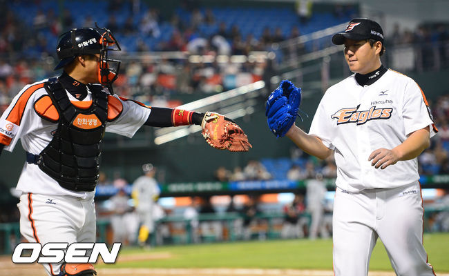 [사진]송창현-이희근,'만루위기 풀카운트 끝에 넘겼어'
