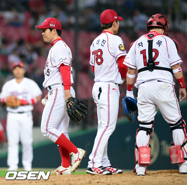 [사진]2⅔이닝 7실점 김병현,'선발 첫 승은 다음 기회에'