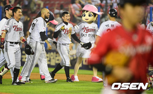 [사진]LG,'SK 상대로 연장 혈투 끝 승리'