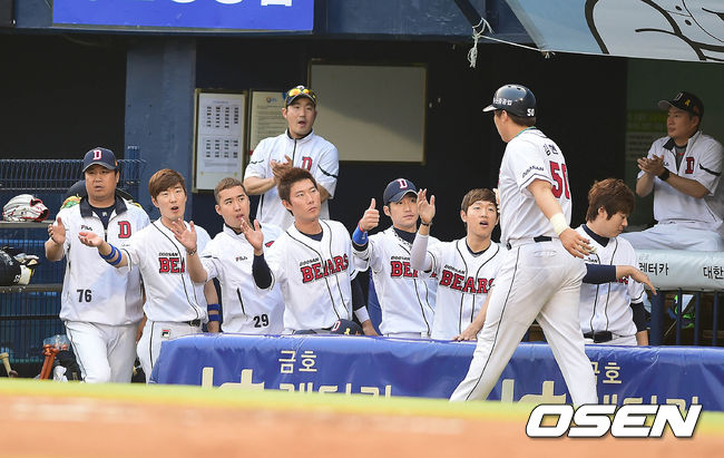 [사진]두산 더그아웃,'어제의 역전승 기운이 그대로~'