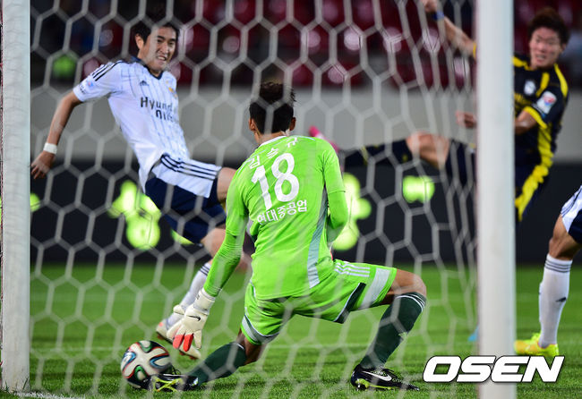 [사진]황의조,'국대 GK 김승규도 막지 못한 강력한 동점골'