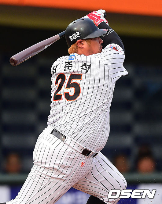[사진]최준석,'침착하게 선취 1타점 희생타' - OSEN