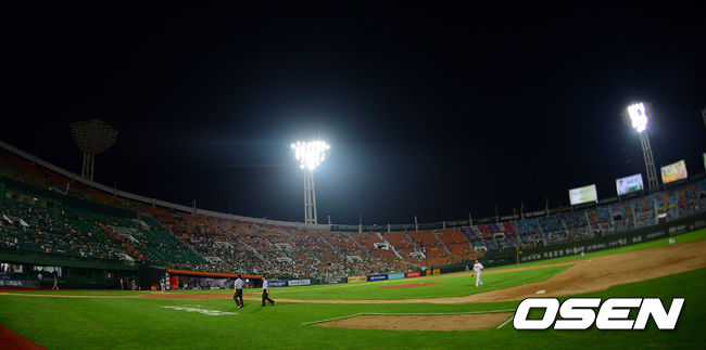 [사진]불꺼진 사직구장 조명탑